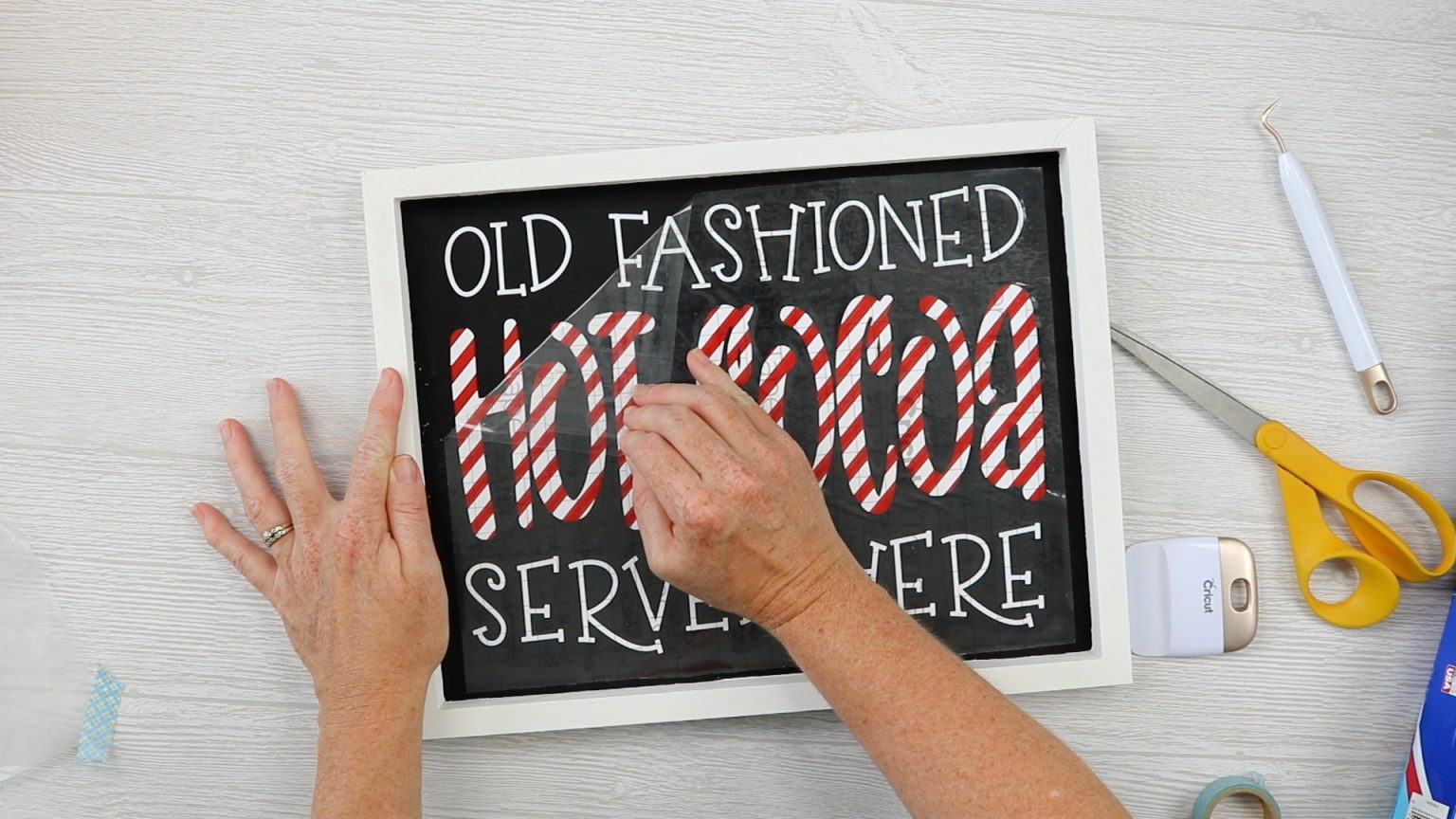 Cricut Christmas Signs with Layered Vinyl for the Holidays - Angie ...