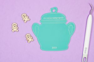 How to Make a Personalized Glowforge Christmas Ornament - Angie Holden ...